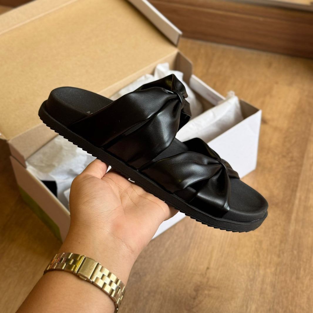 Ana Capri: Elegância e Conforto no Armazém dos Chinelo – Armazém dos ...