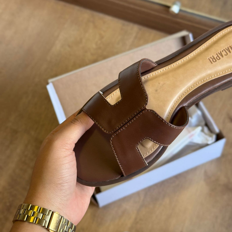 Ana Capri: Elegância e Conforto no Armazém dos Chinelo – Armazém dos ...