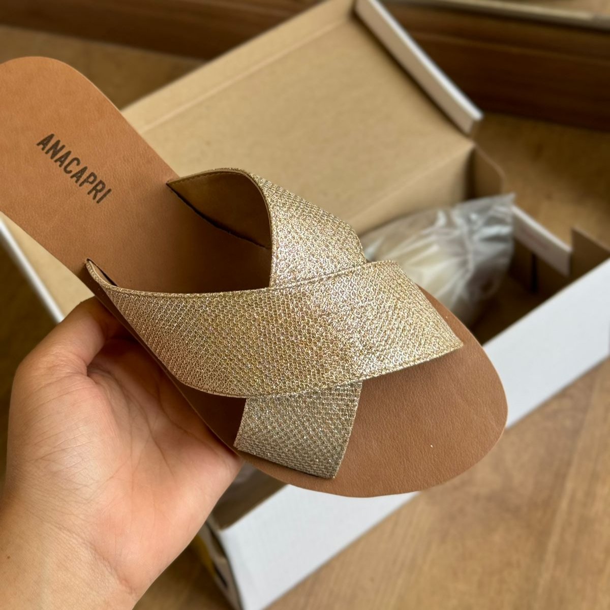 Ana Capri: Elegância e Conforto no Armazém dos Chinelo – Armazém dos ...