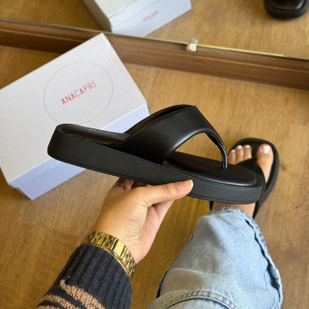 Ana Capri: Elegância e Conforto no Armazém dos Chinelo – Armazém dos ...